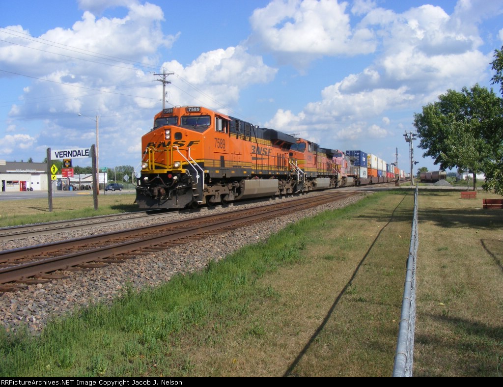 BNSF 7589